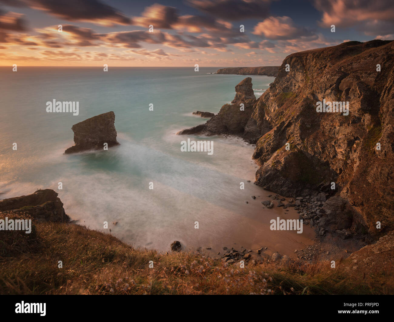 The sun sets over Bedruthan Steps, Cornwall Stock Photo - Alamy