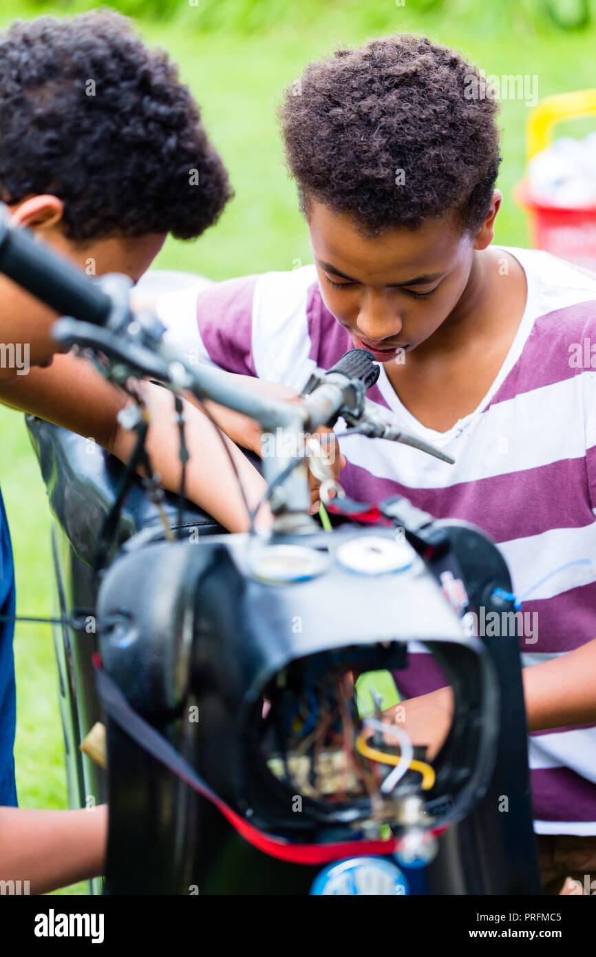 Teen mechanic hi-res stock photography and images - Alamy