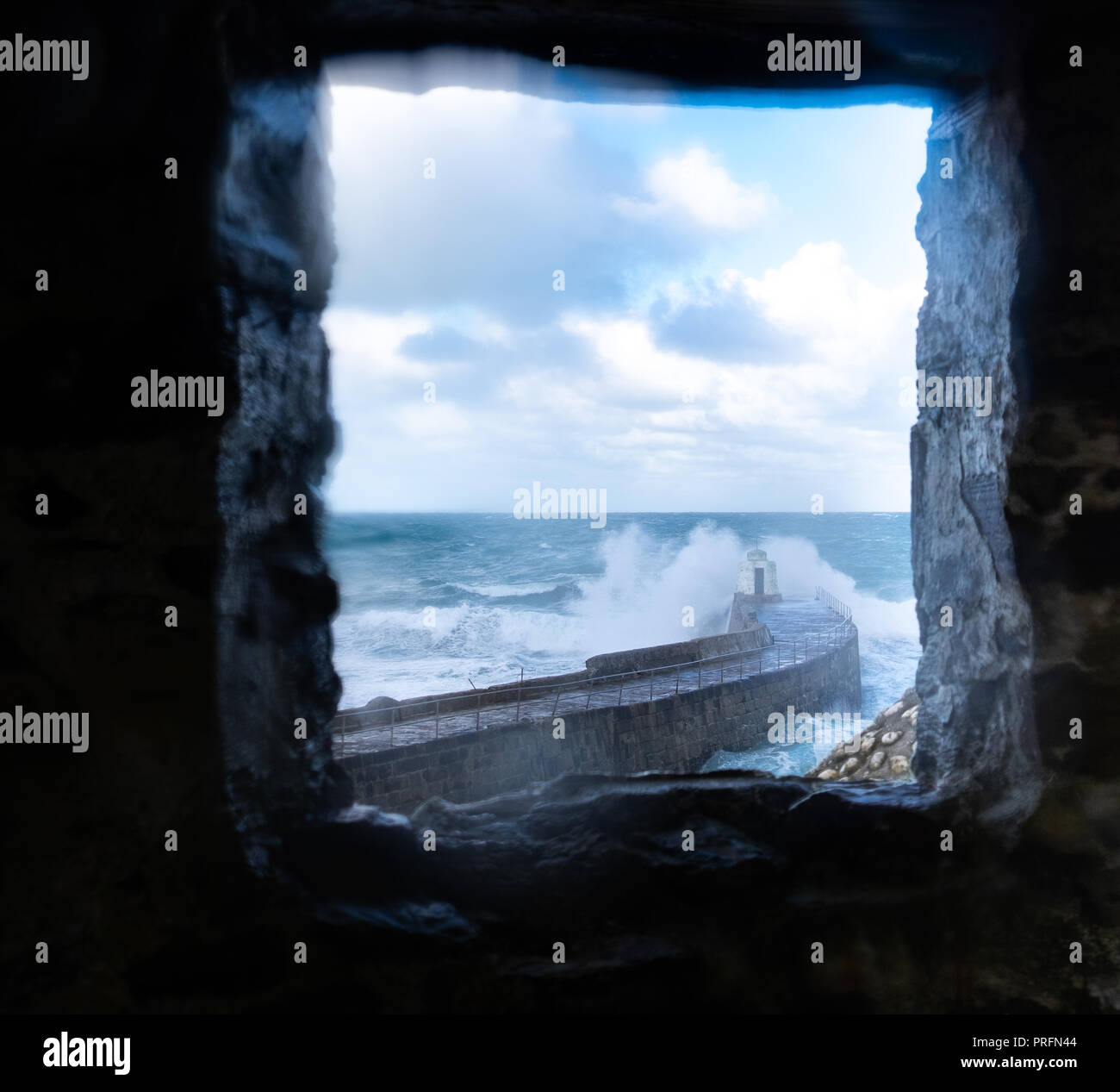 30 foot waves breaking on hi-res stock photography and images - Alamy
