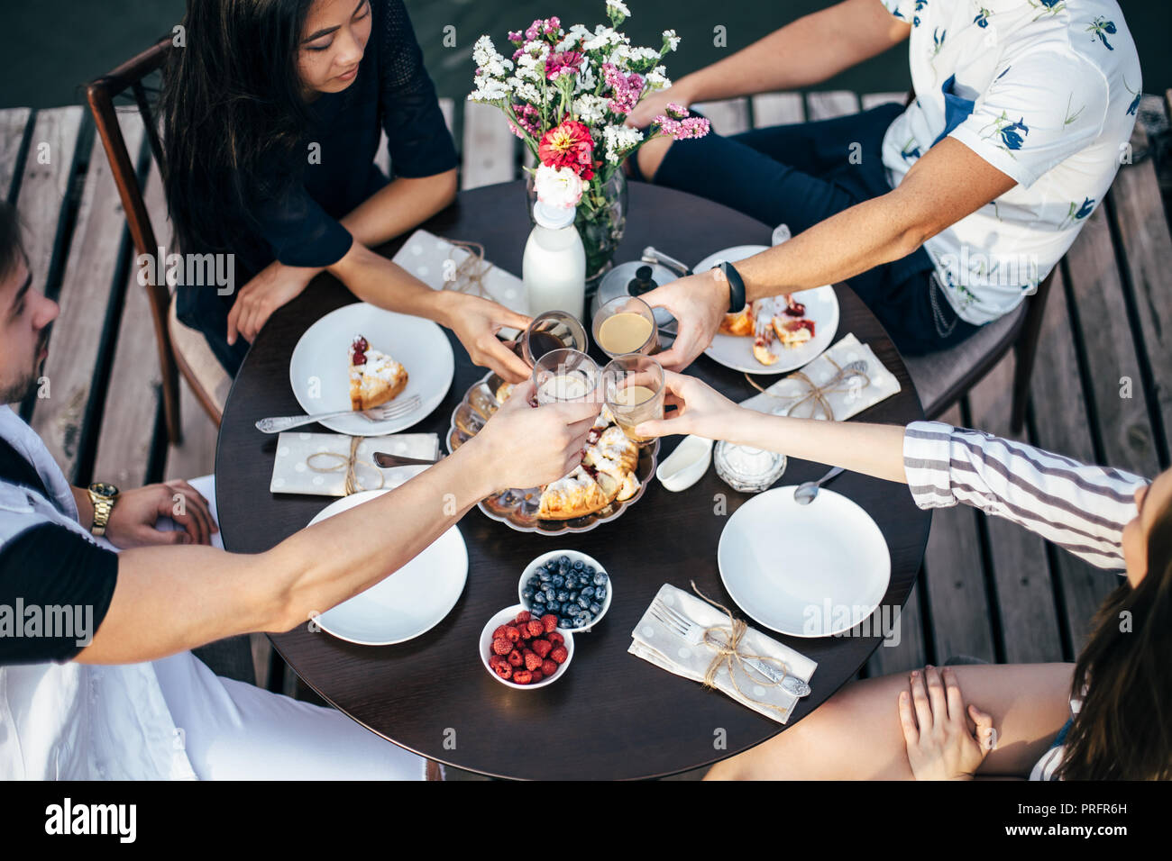 Group eating outdoor restaurant hi-res stock photography and images - Alamy