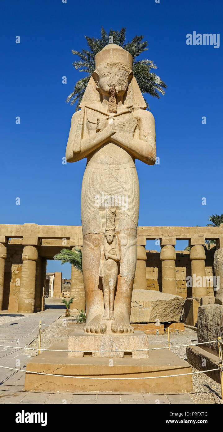 A statue of Rameses II with the smaller statue of his daughter Bent ... A statue of Rameses II with the smaller statue of his daughter Bent ...