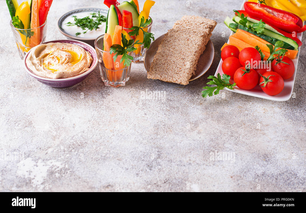 Snacks bar. Vegetables sticks and hummus Stock Photo - Alamy