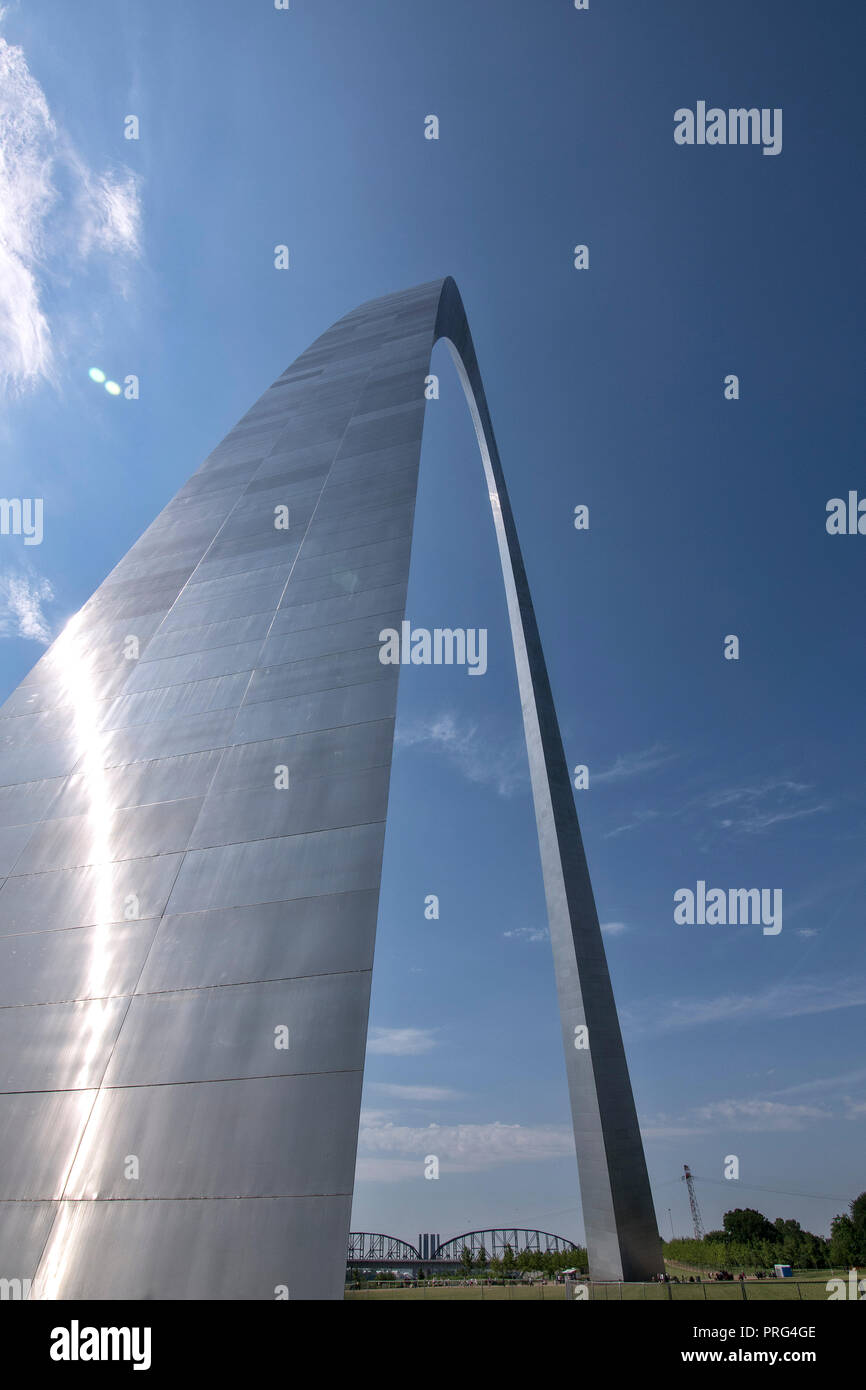 The landmark Gateway Arch, Gateway to the West, Downtown St. Louis ...