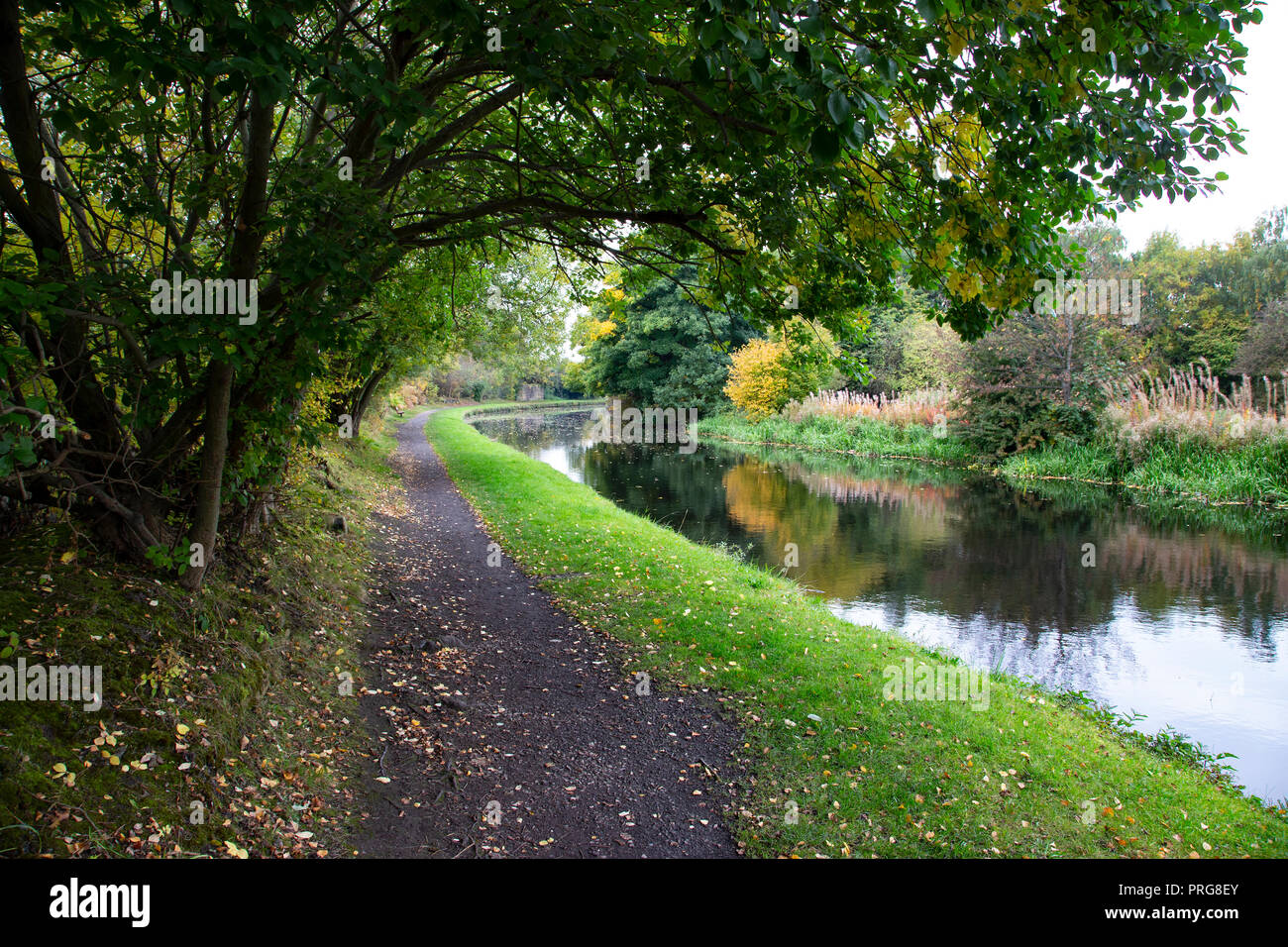 Typical autumn scene on a peaceful english canal hi-res stock ...