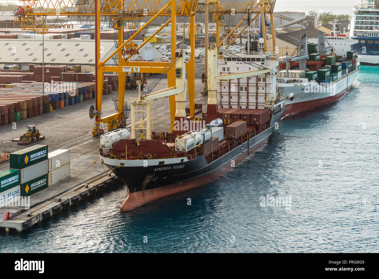Container feeder vessels hi-res stock photography and images - Alamy