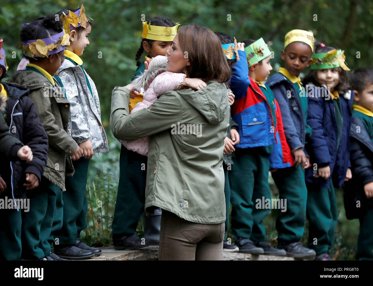 The Duchess of Cambridge says her goodbyes to children after visiting ...