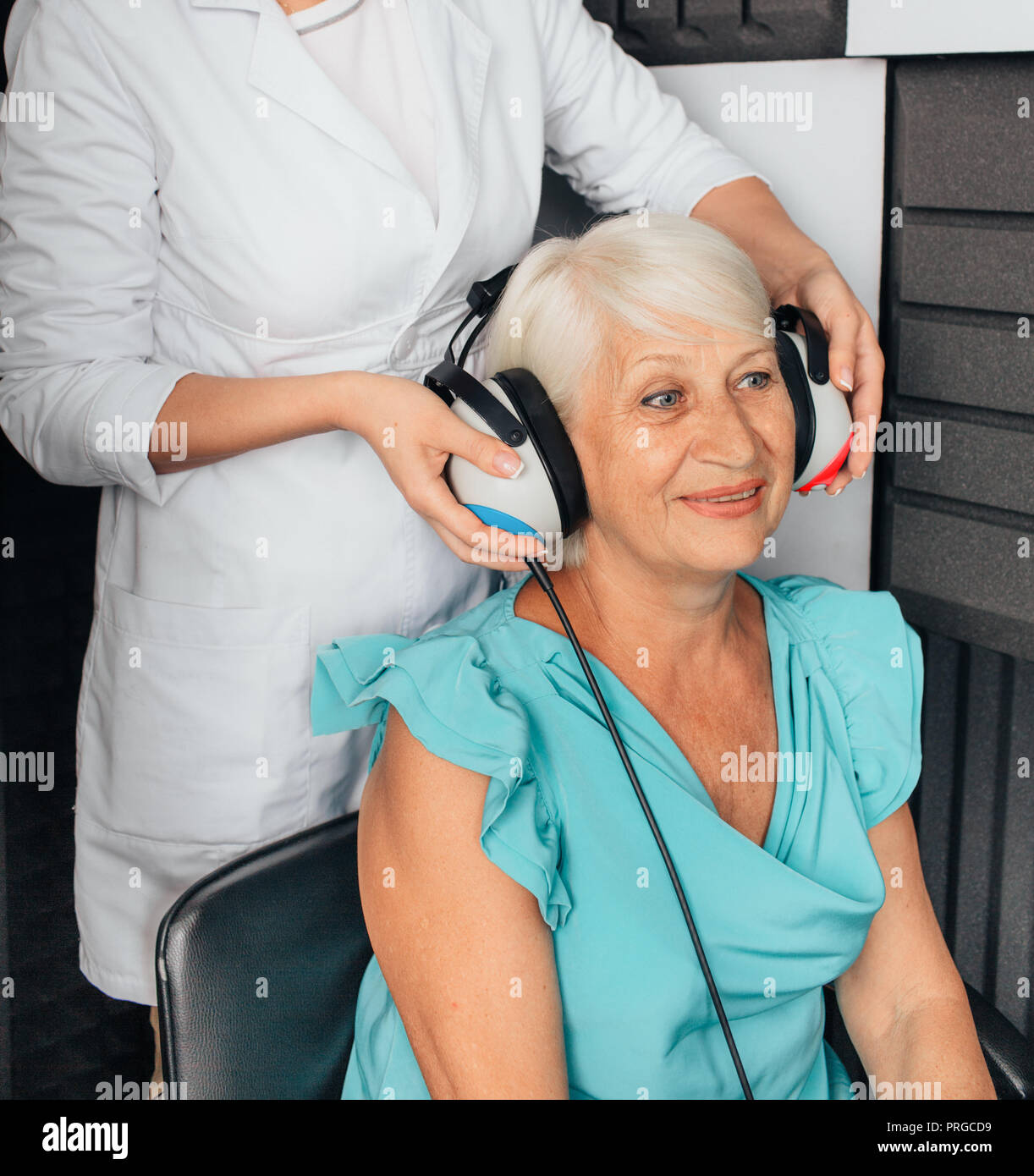 Doctor listening to patient exam room hi-res stock photography and ...