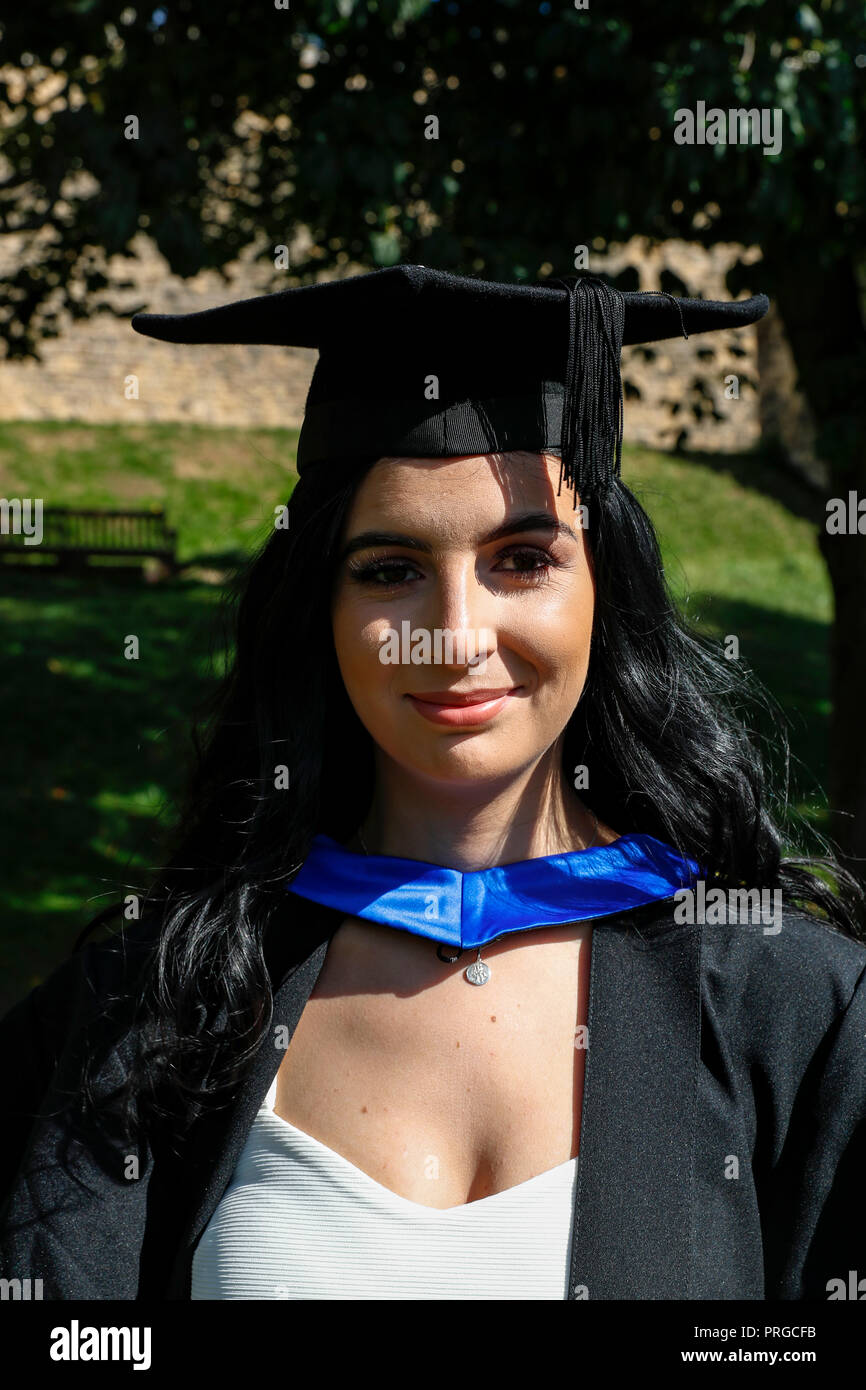 Young woman uk university student hi-res stock photography and images ...