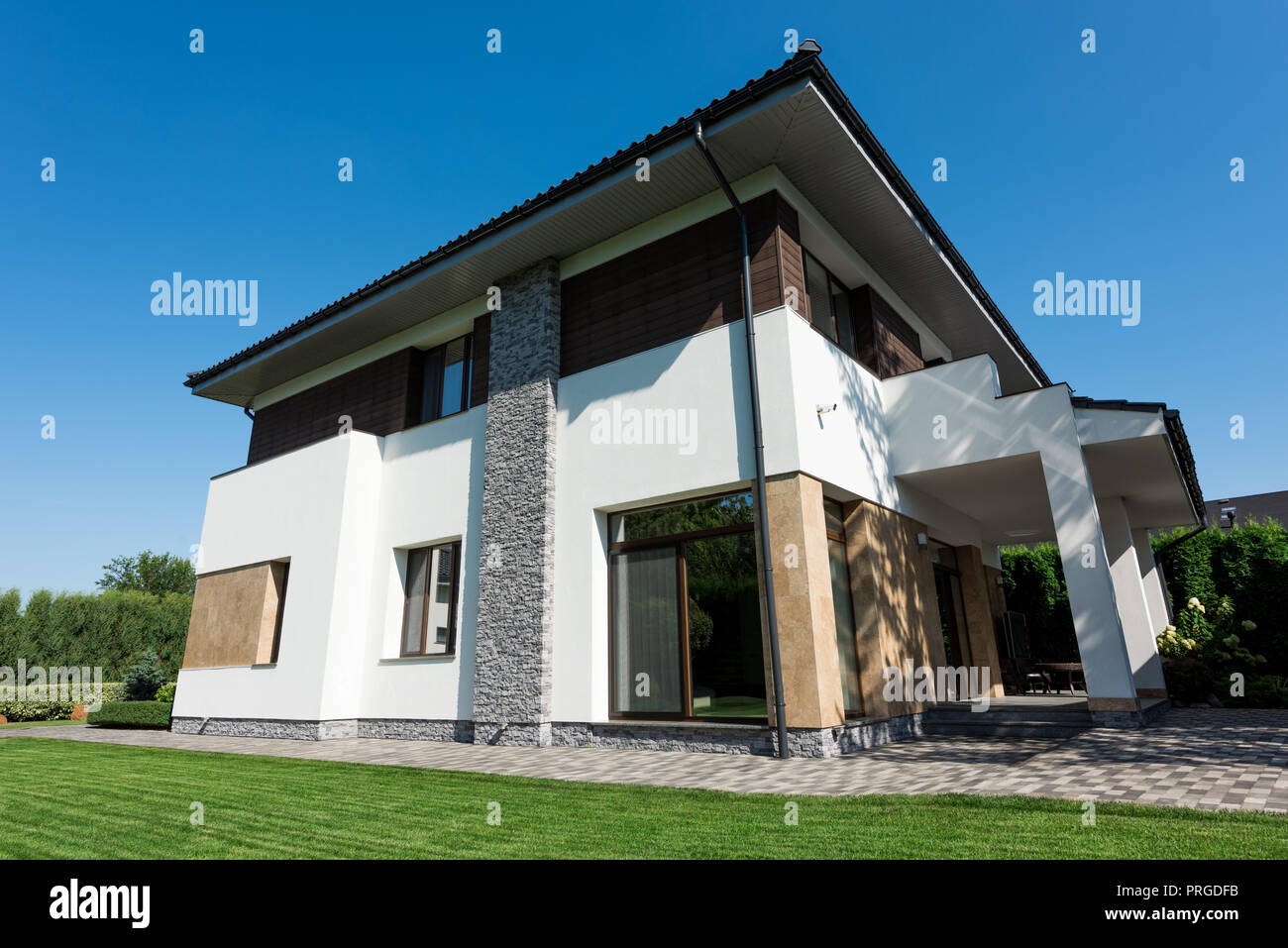 outside view of modern house with green lawn Stock Photo - Alamy
