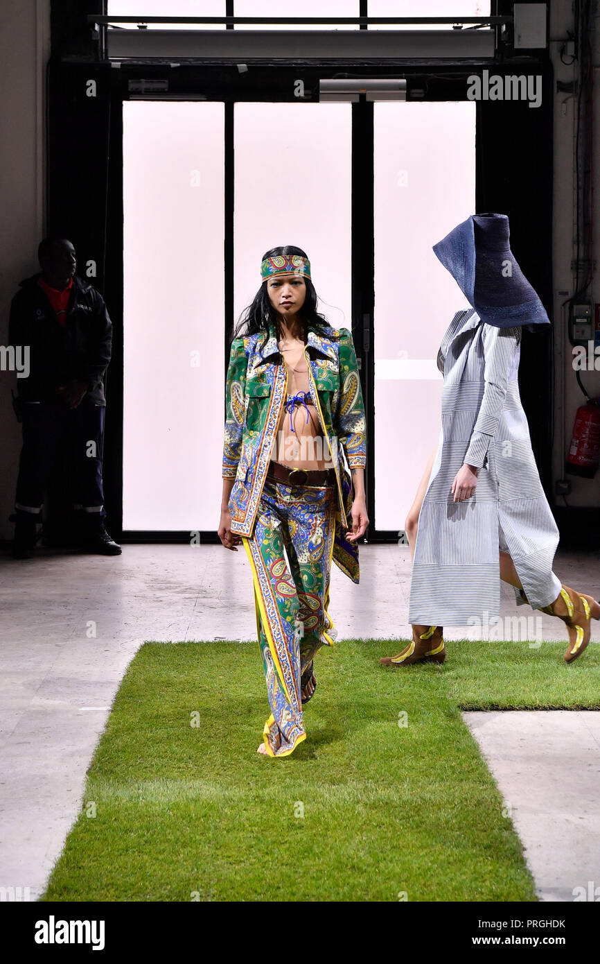 Paris, France. 2nd Oct, 2018. Models present creations of Junko Shimada ...