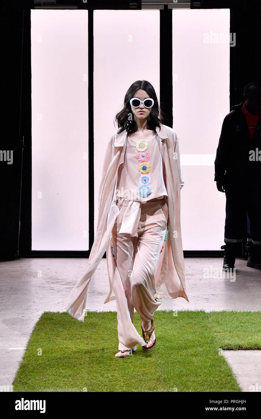 Paris, France. 2nd Oct, 2018. A model presents a creation of Junko ...