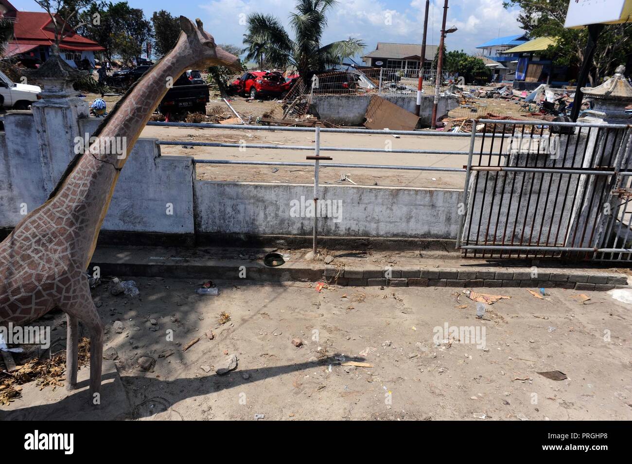 Palu, Indonesia. 2nd Oct, 2018. A damaged giraffe statue is seen after ...