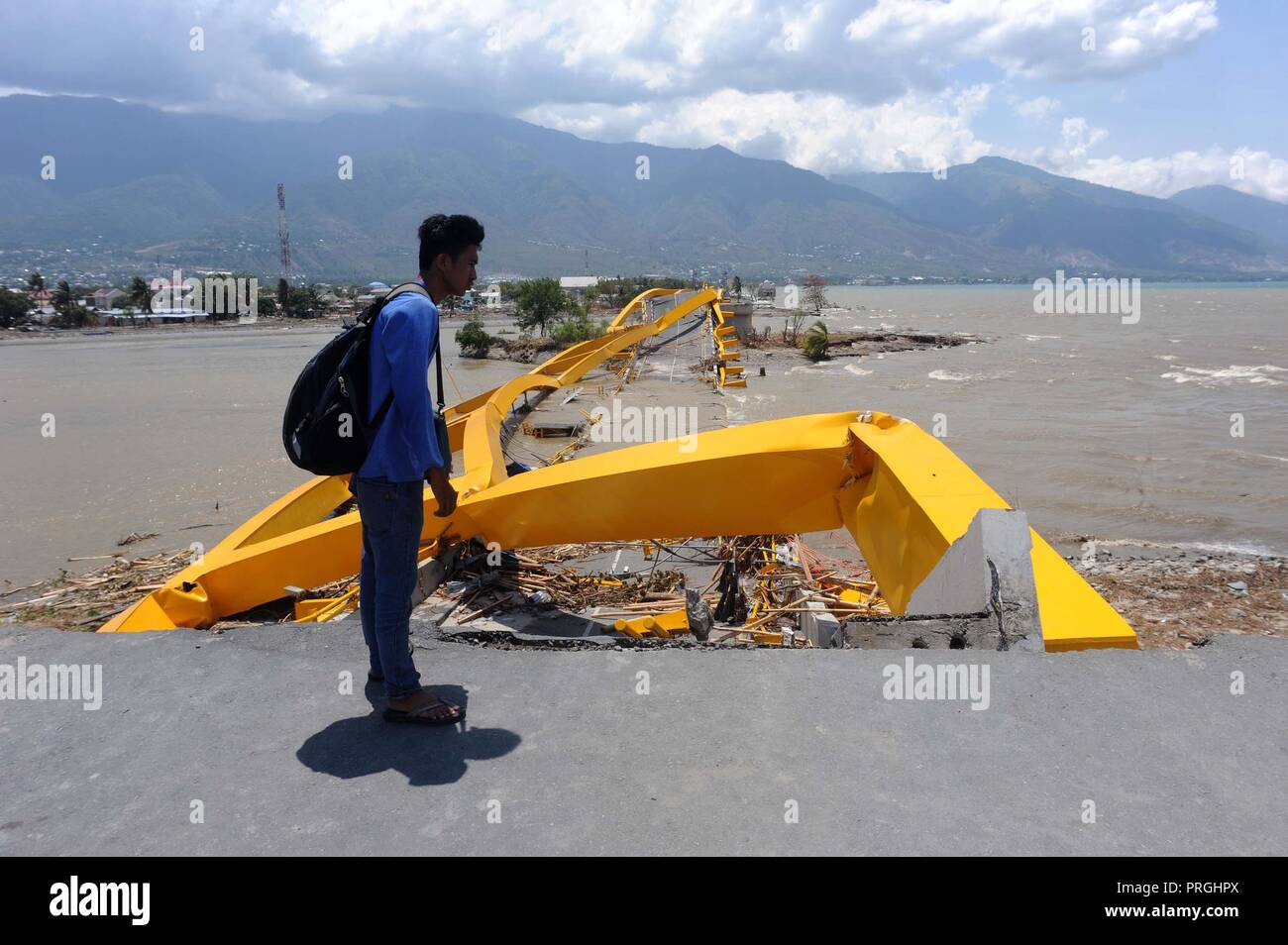Palu indonesia bridge hi-res stock photography and images - Alamy