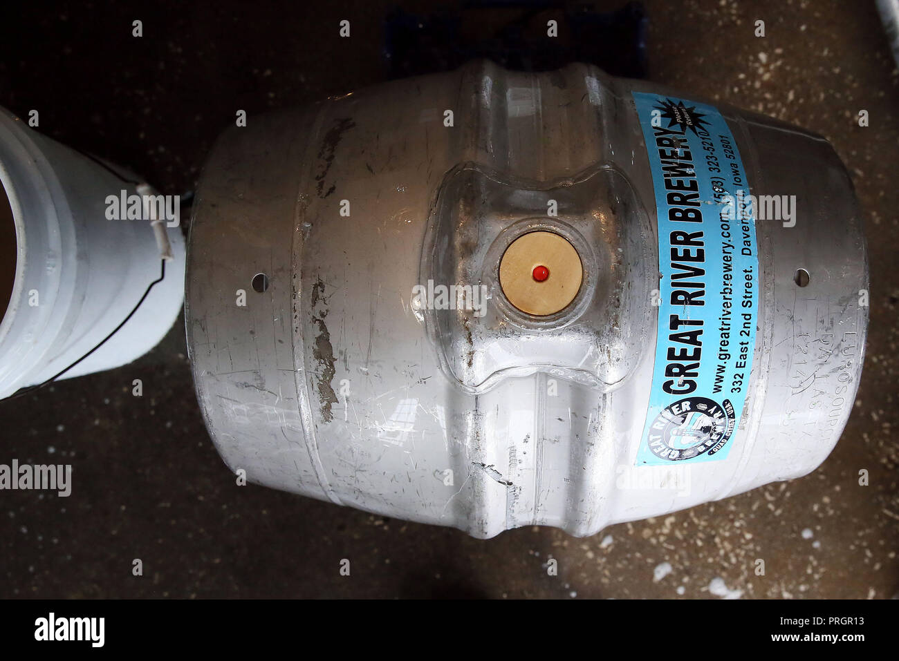 Davenport, Iowa, USA. 28th Sep, 2018. With the shive bung in place the ...