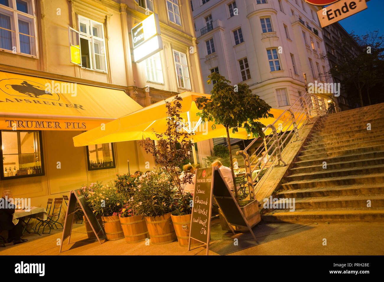 Wien, Heumarkt, Gasthaus Gmoa-Keller, Gastgarten Stock Photo - Alamy