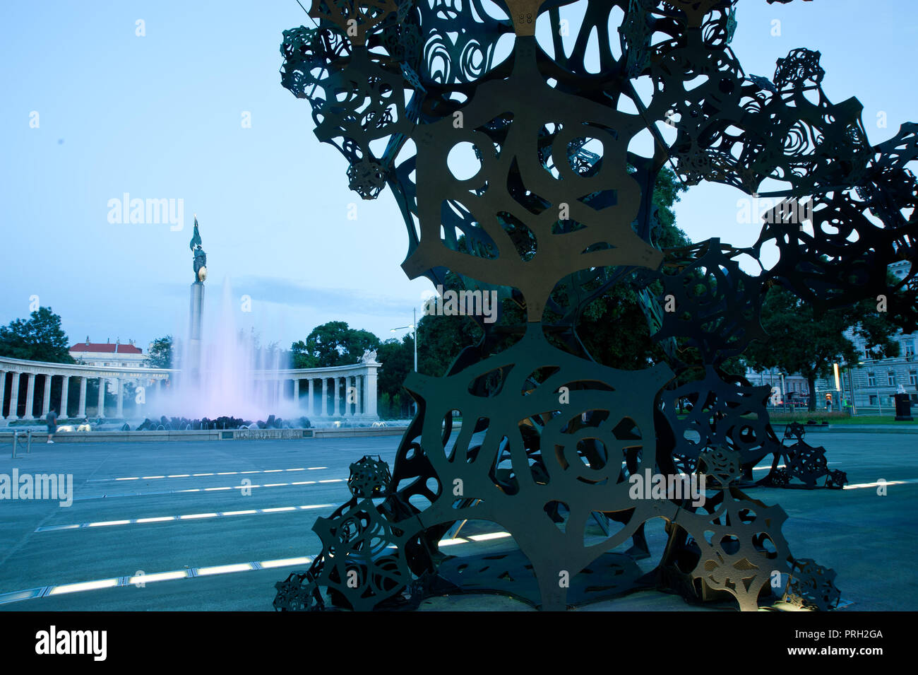 Wien, Schwarzenbergplatz mit Skulptur 'The Morning Line' von Matthew ...