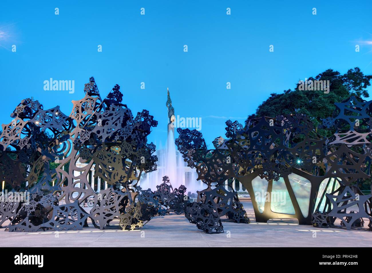 Wien, Schwarzenbergplatz mit Skulptur 'The Morning Line' von Matthew ...