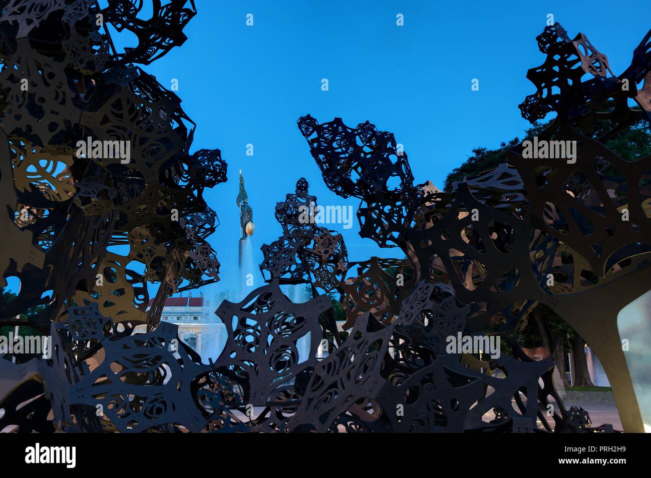 Wien, Schwarzenbergplatz mit Skulptur 'The Morning Line' von Matthew ...