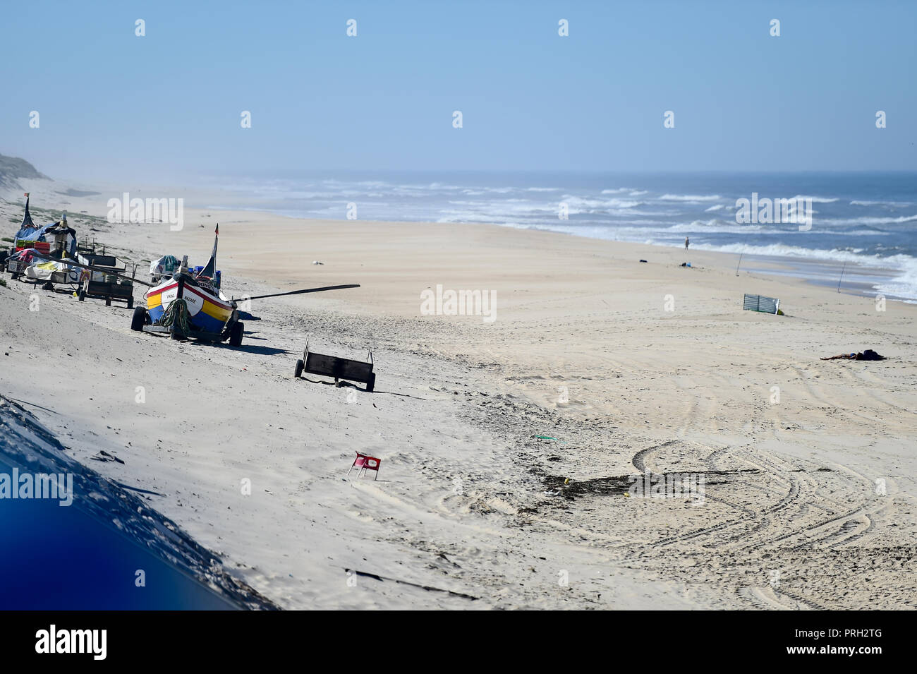 Sunny day scene at the beach on the shoreline of Atlantic Ocean Stock ...