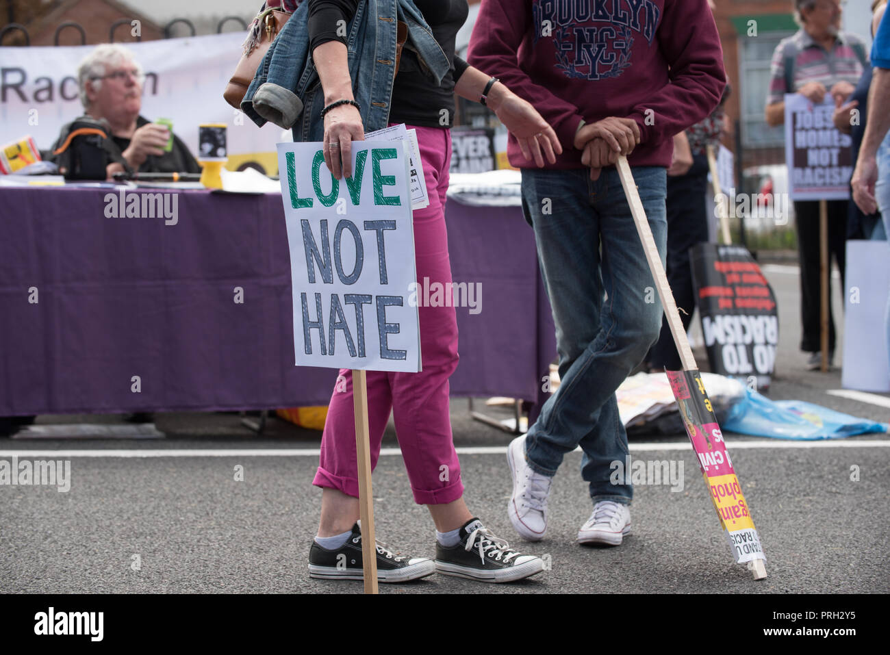 Say no to racism sign hi-res stock photography and images - Alamy