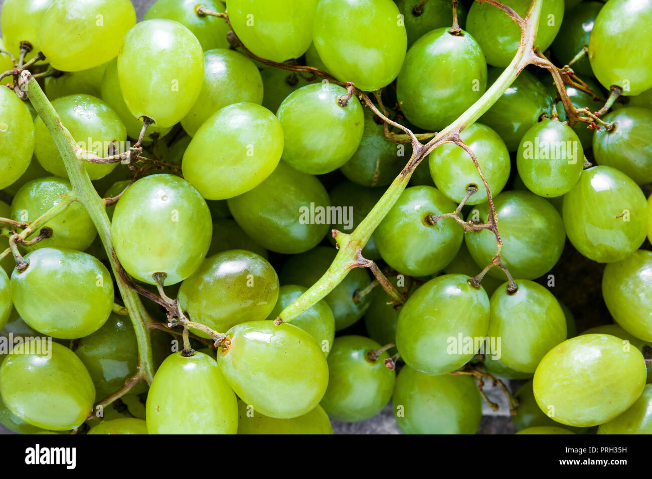 Green grapes background. Top view Stock Photo - Alamy