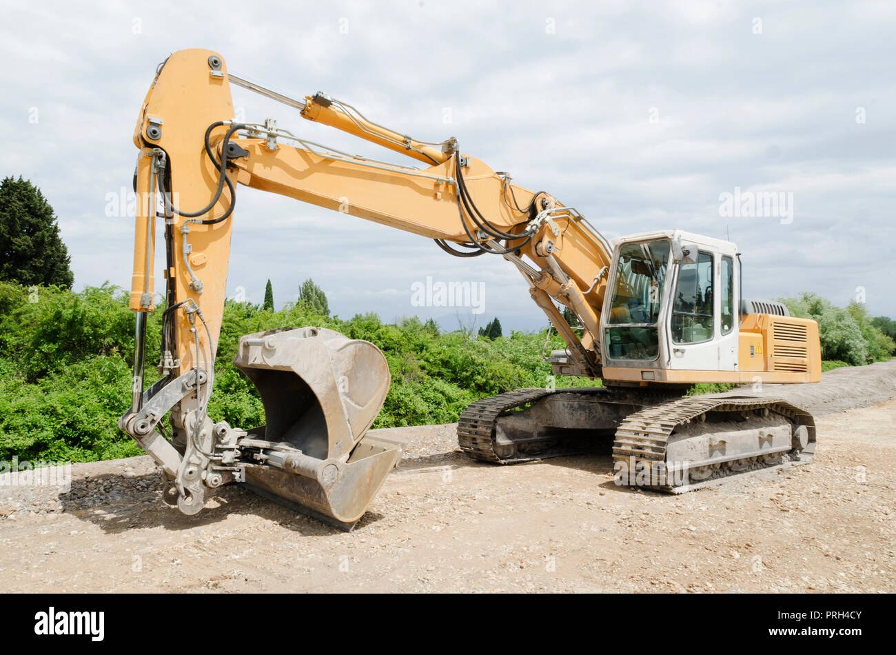 Yellow caterpillar excavator hi-res stock photography and images - Alamy