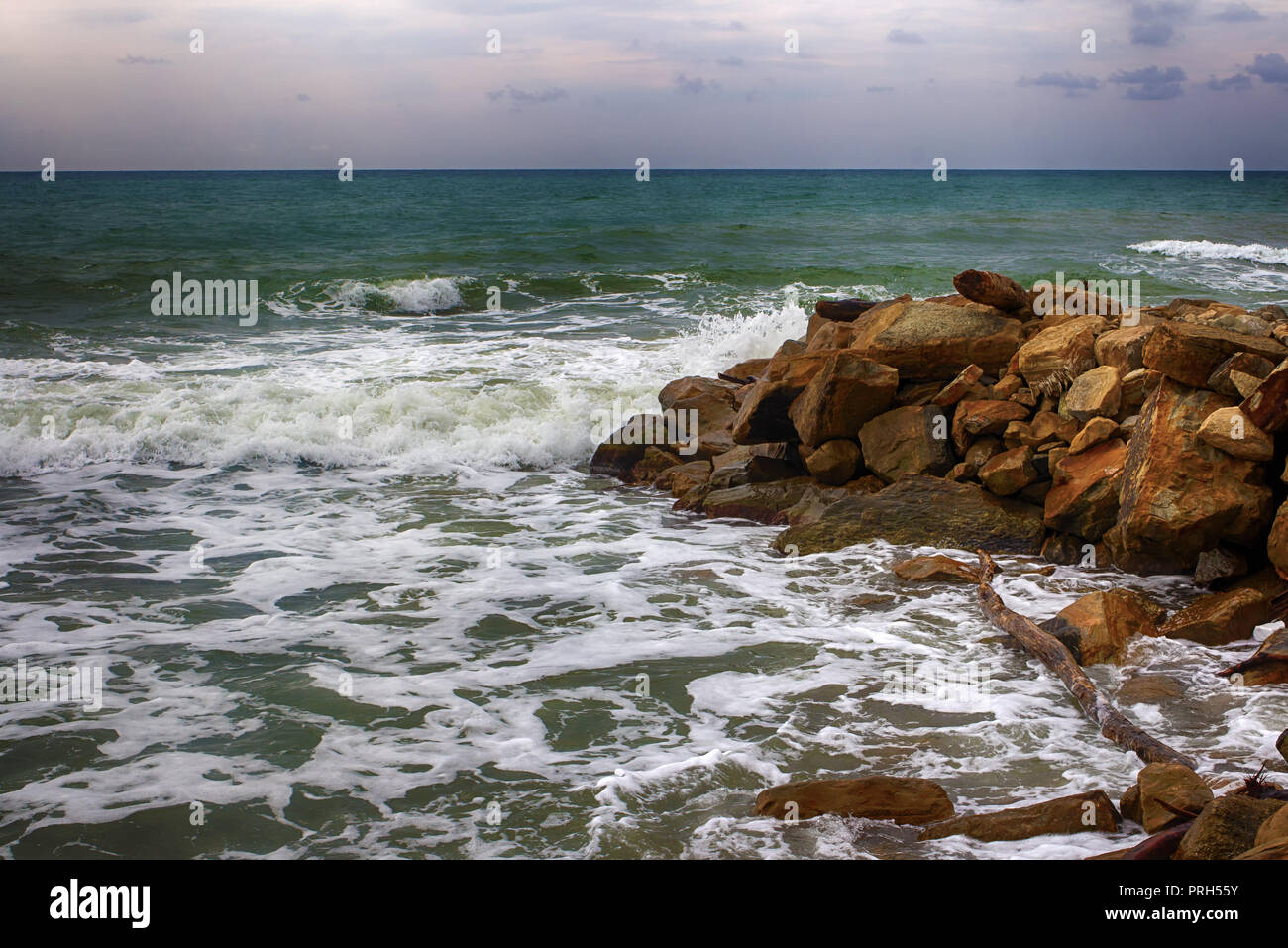 Blue ocean grey breakwater hi-res stock photography and images - Alamy