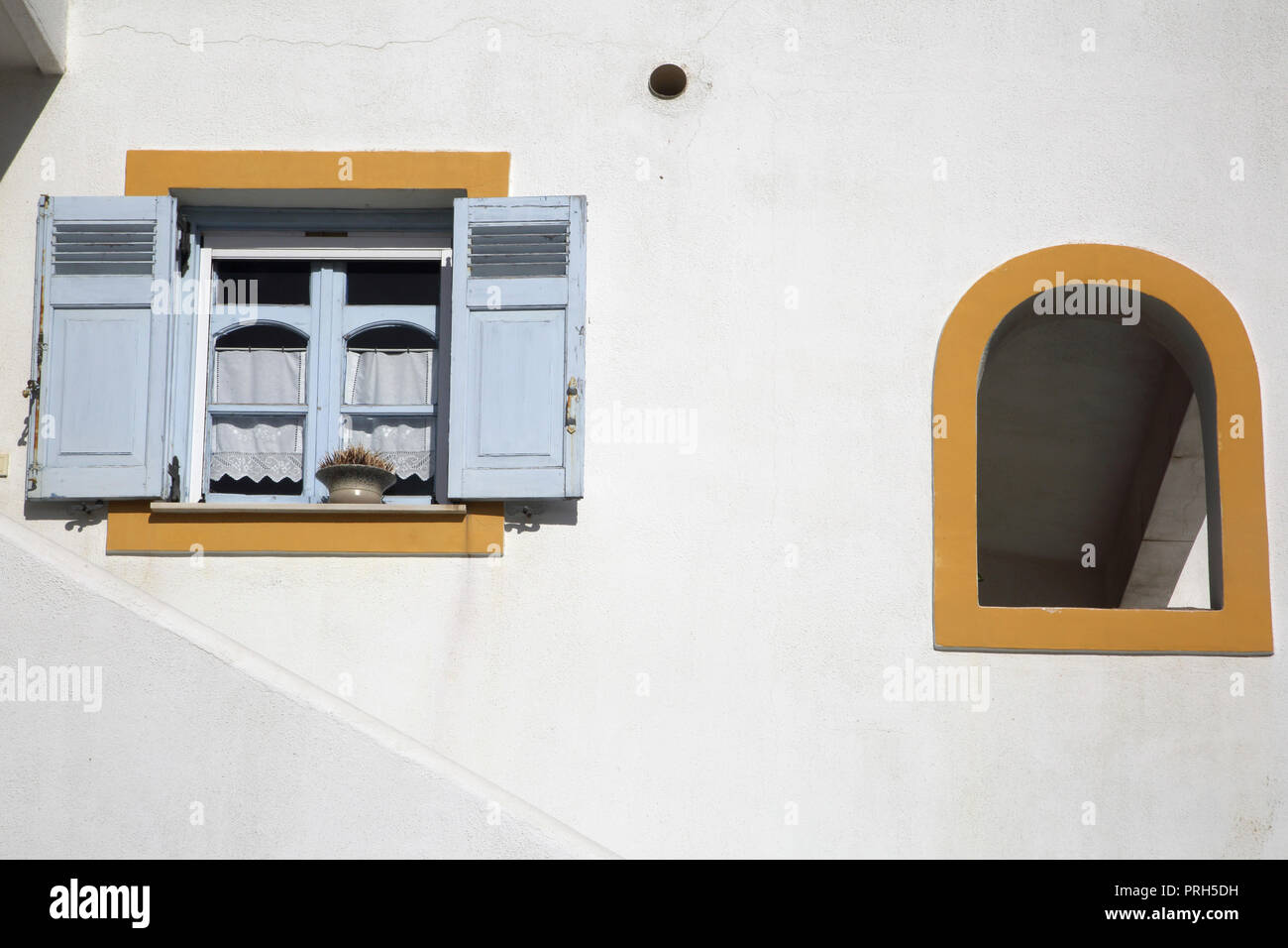 Shutters house hi-res stock photography and images - Alamy