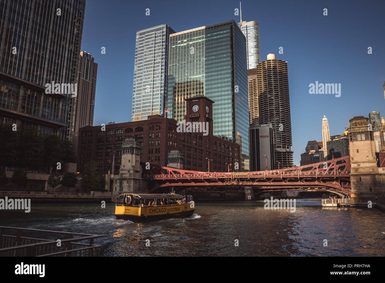 Buildings on waterfront chicago river hi-res stock photography and ...