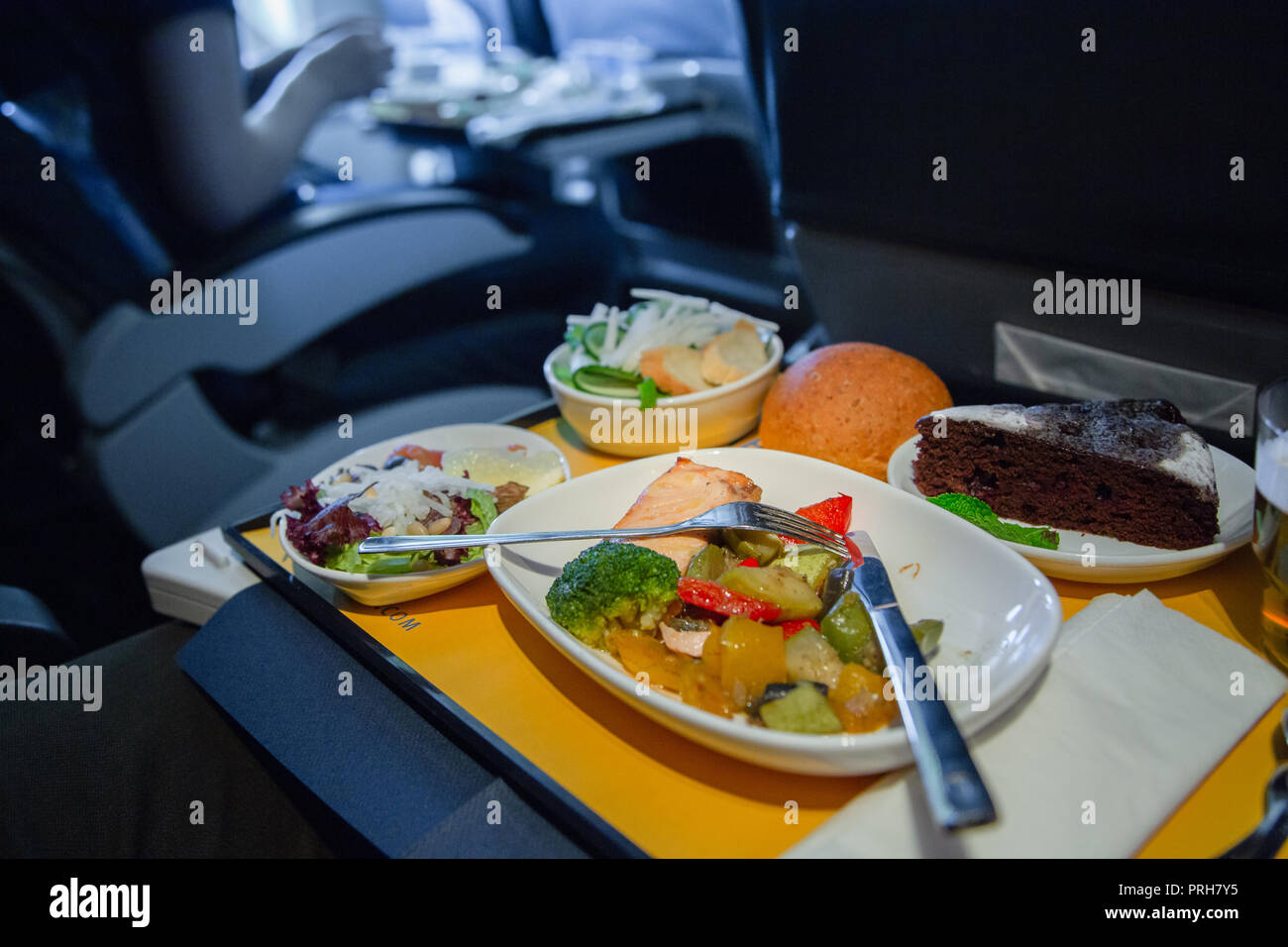 Passenger eats food on Board the plane Stock Photo - Alamy