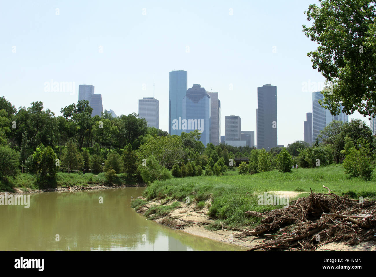River to a city Stock Photo - Alamy