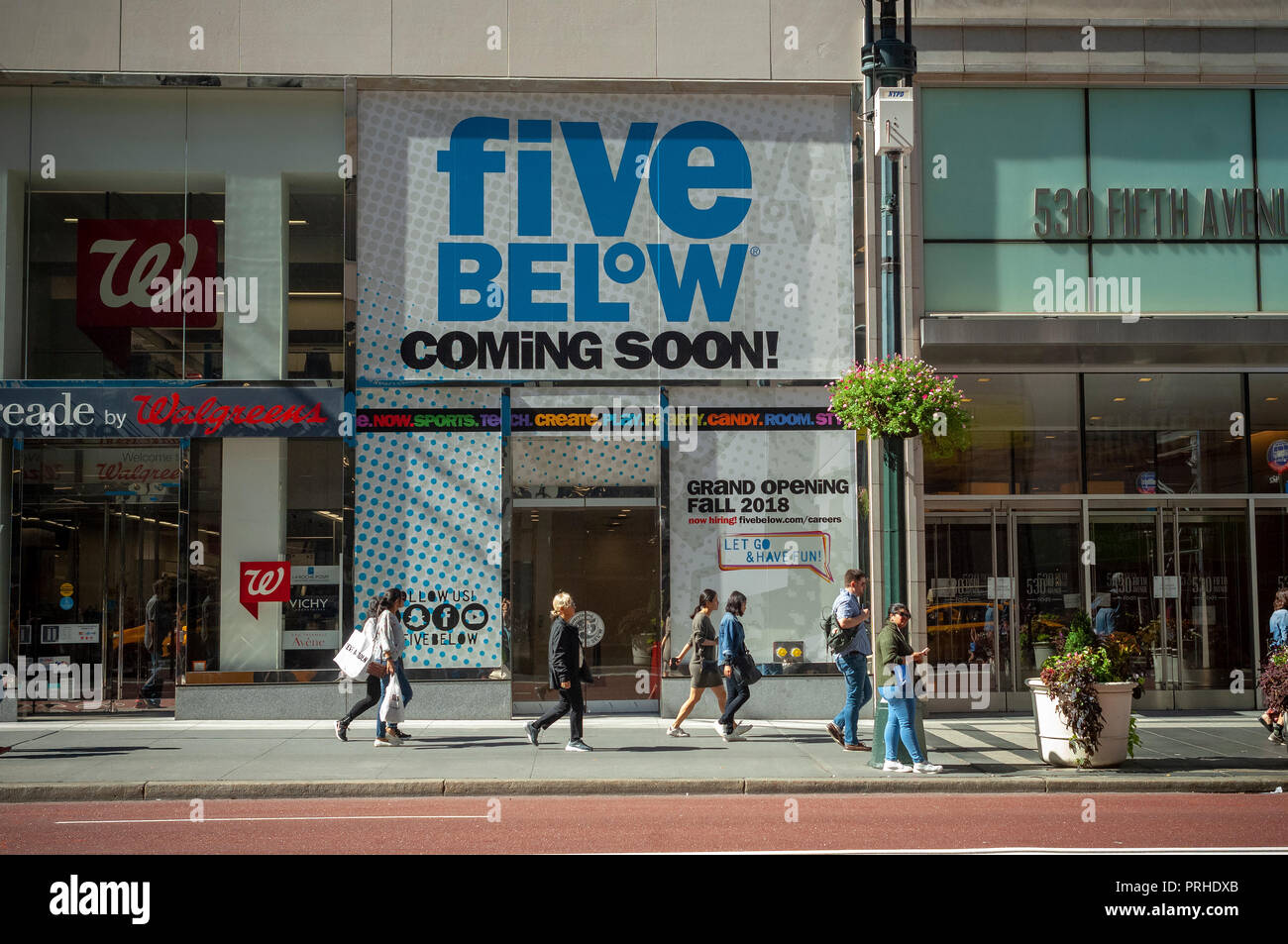 Five below store hi-res stock photography and images - Alamy