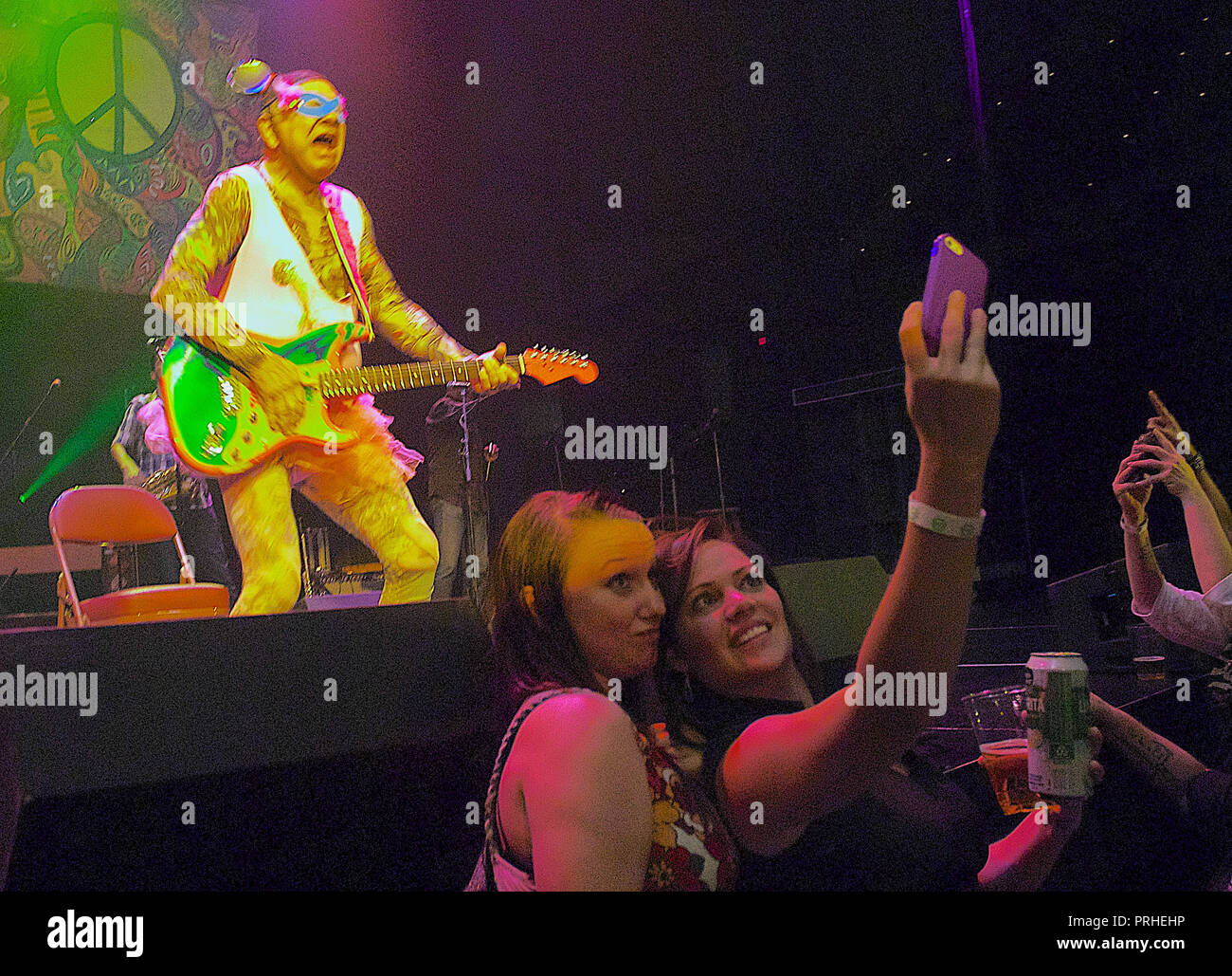 Hippie couple 1970s hi-res stock photography and images - Alamy