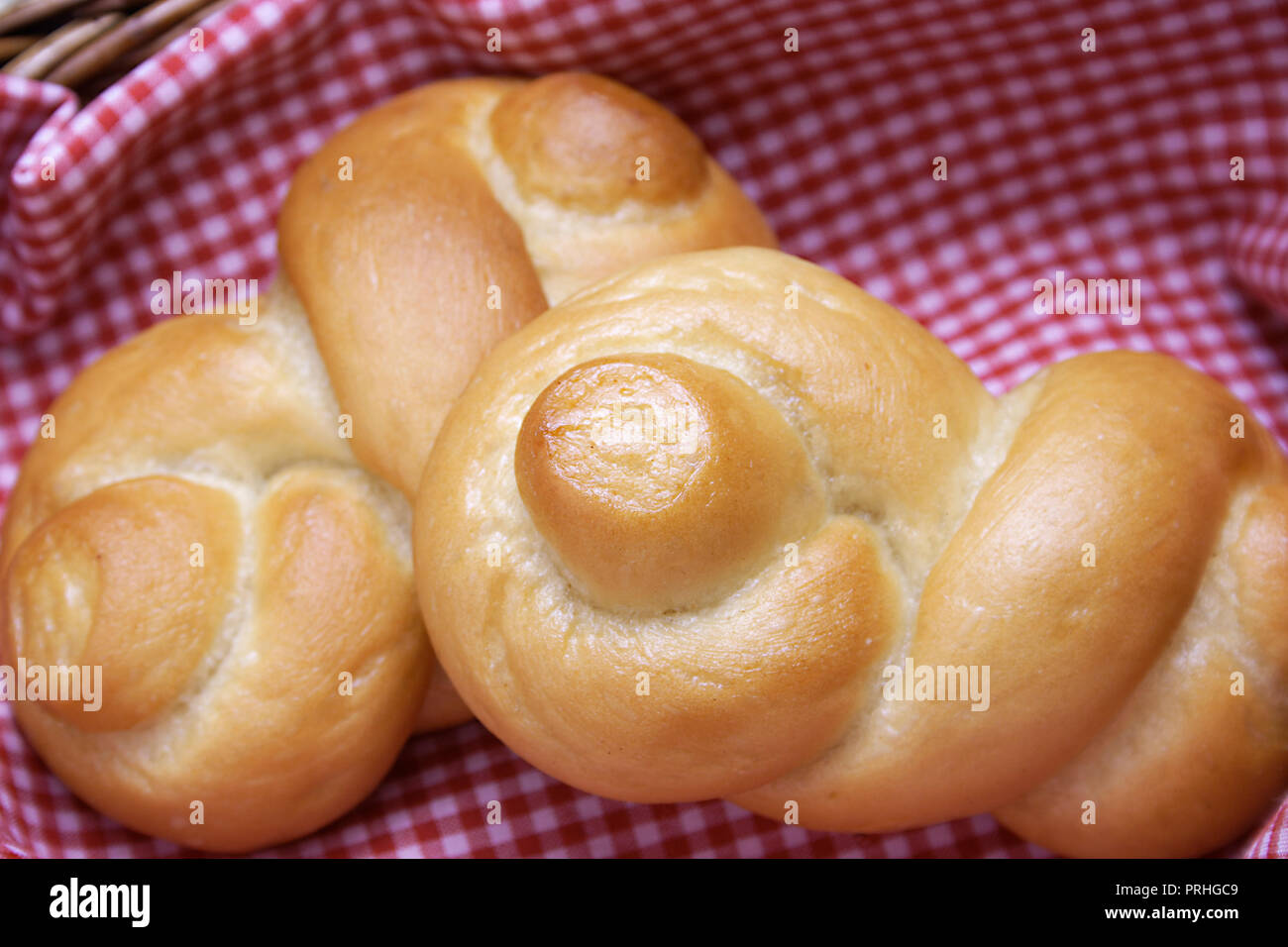 Dinner rolls in a bread basket, soft focus Stock Photo - Alamy