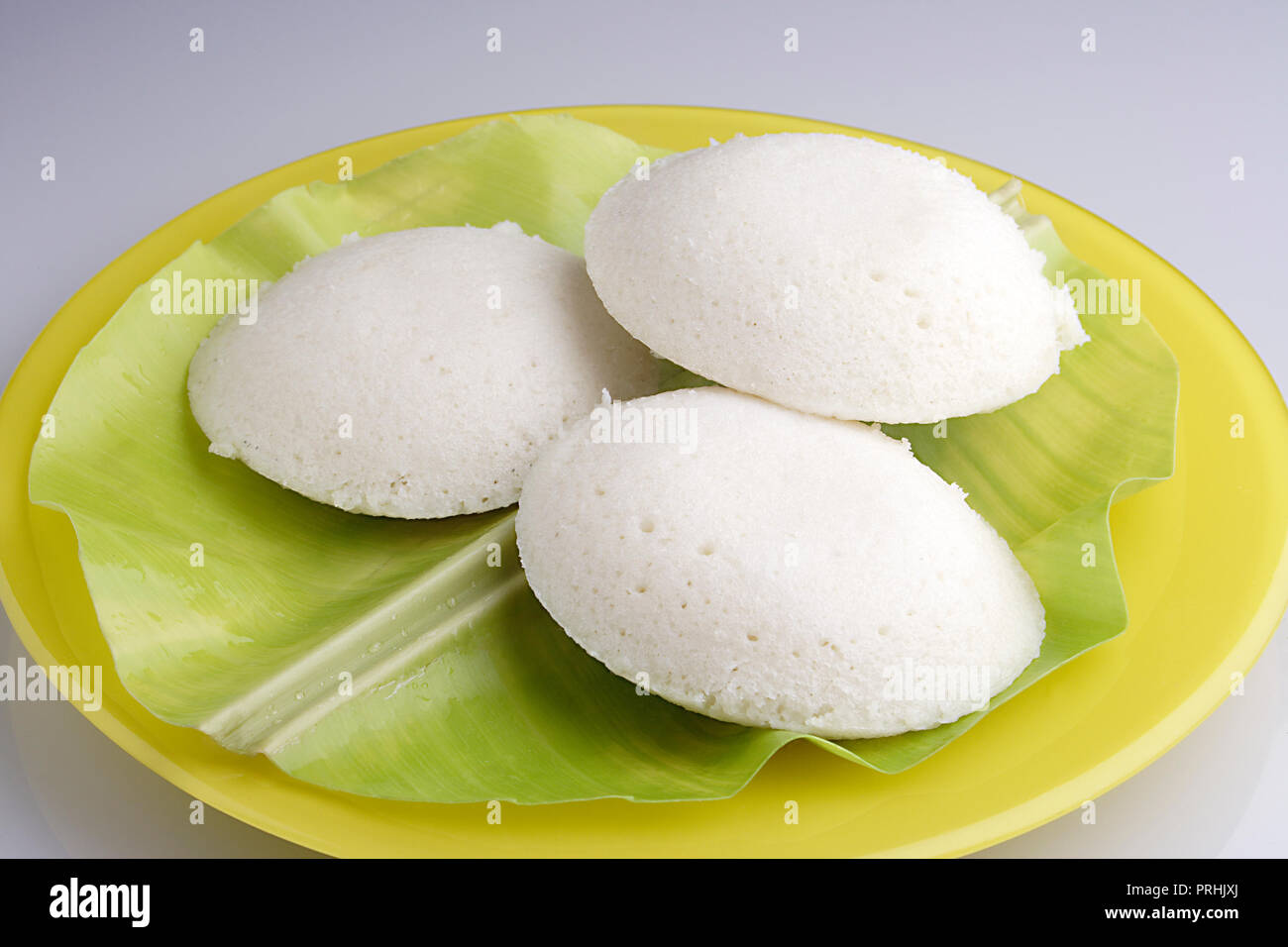 Idli on Banana Leaf Stock Photo - Alamy