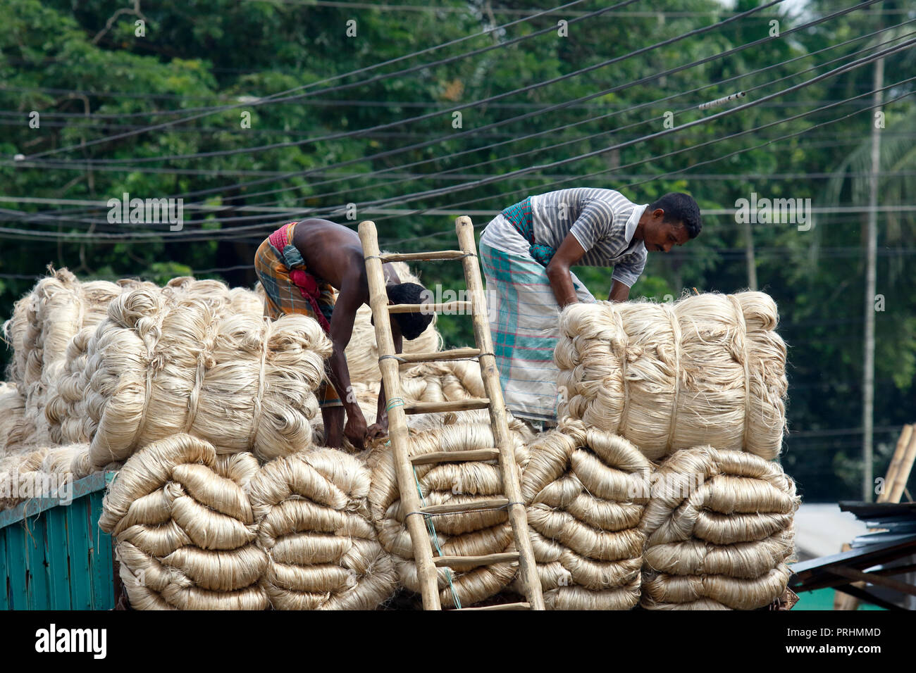 Jute workers hi-res stock photography and images - Alamy