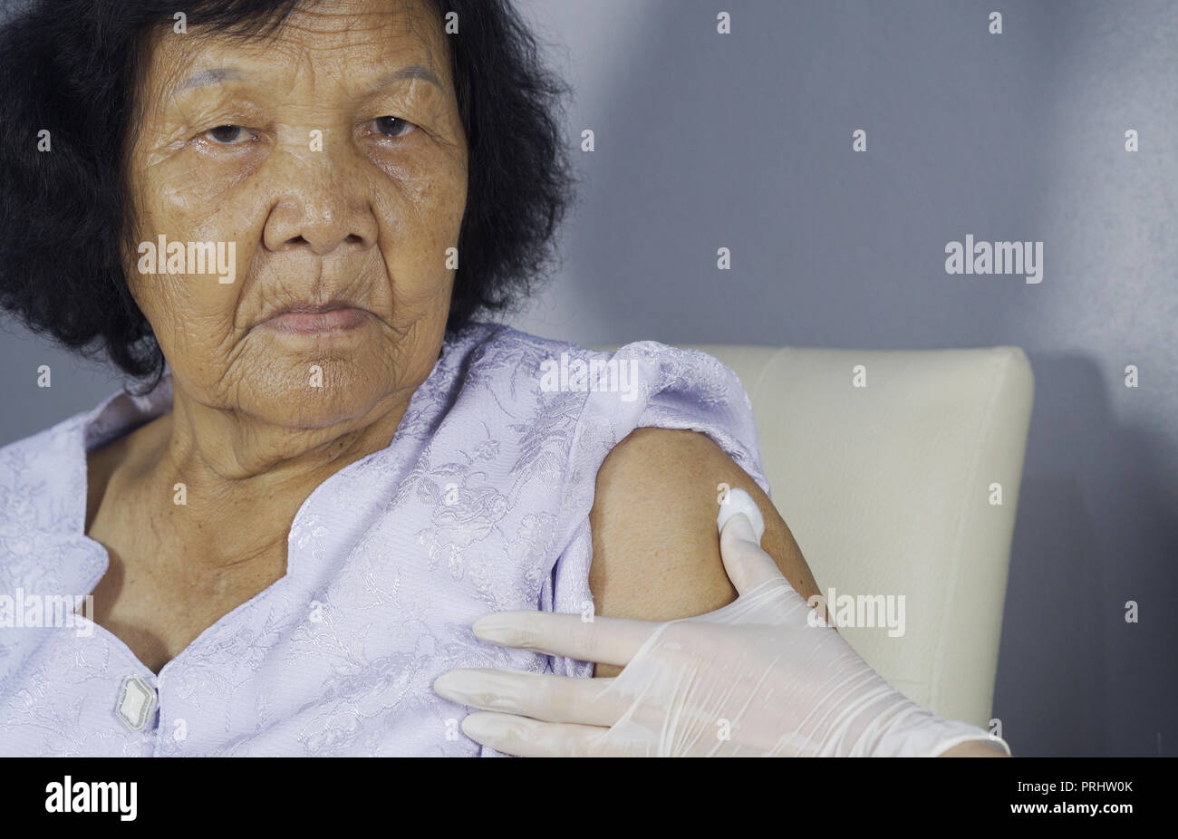 Nurse cleaning injection hi-res stock photography and images - Alamy