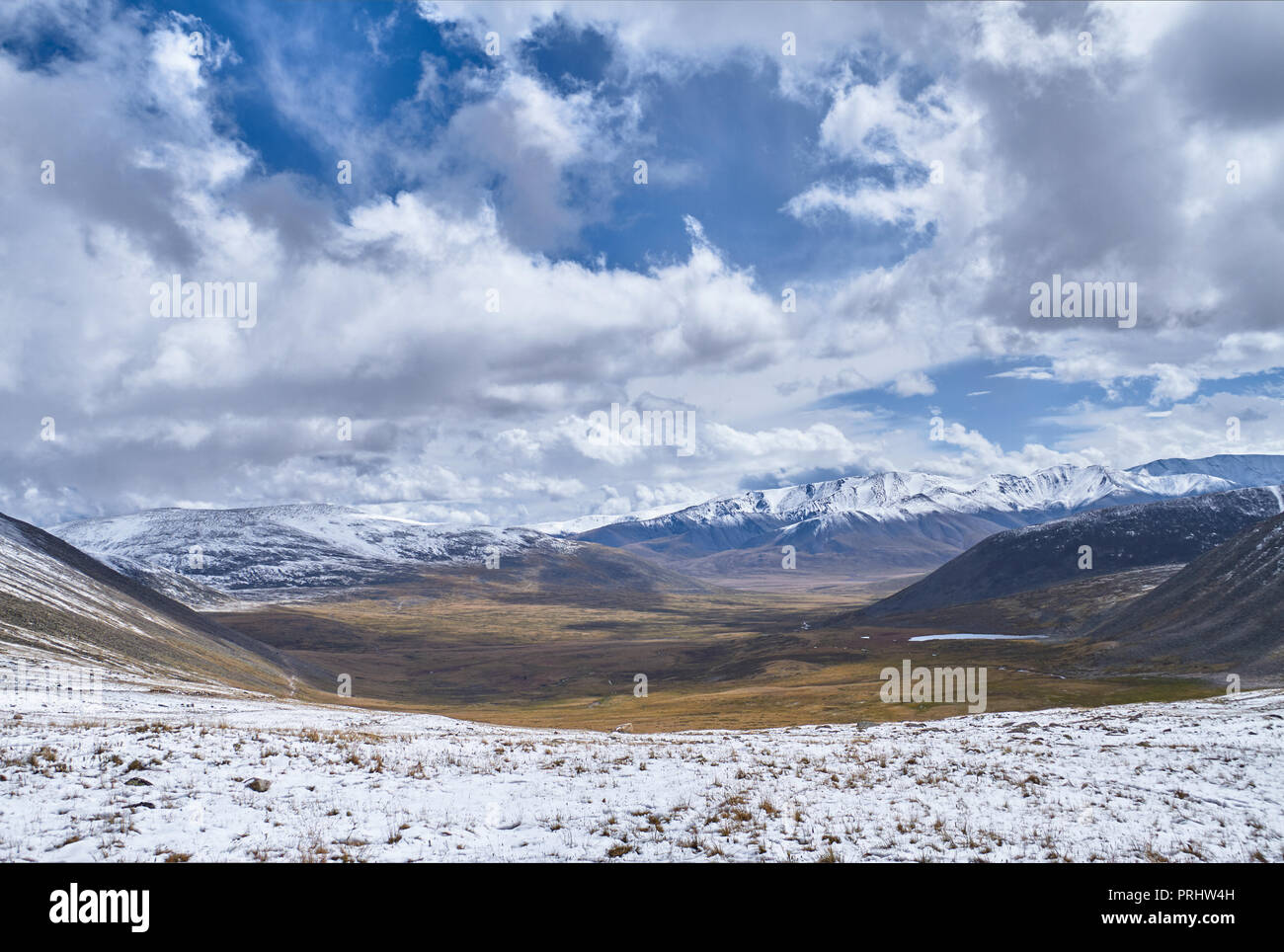Autumn landscape of Altay. Sunset in the steppe, beautiful evening sky ...