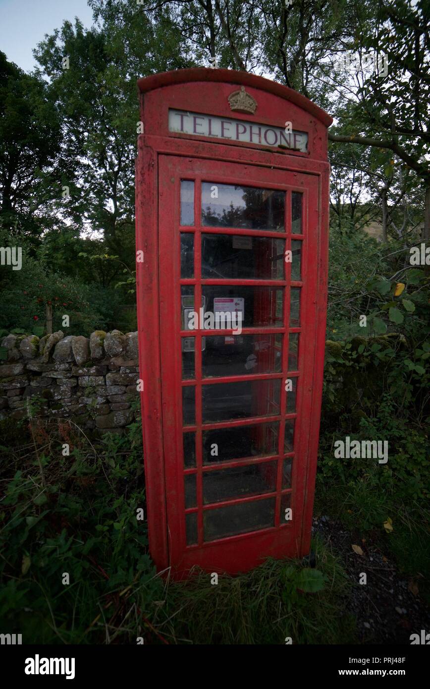 Red Telephone Box in the British Countryside Stock Photo - Alamy