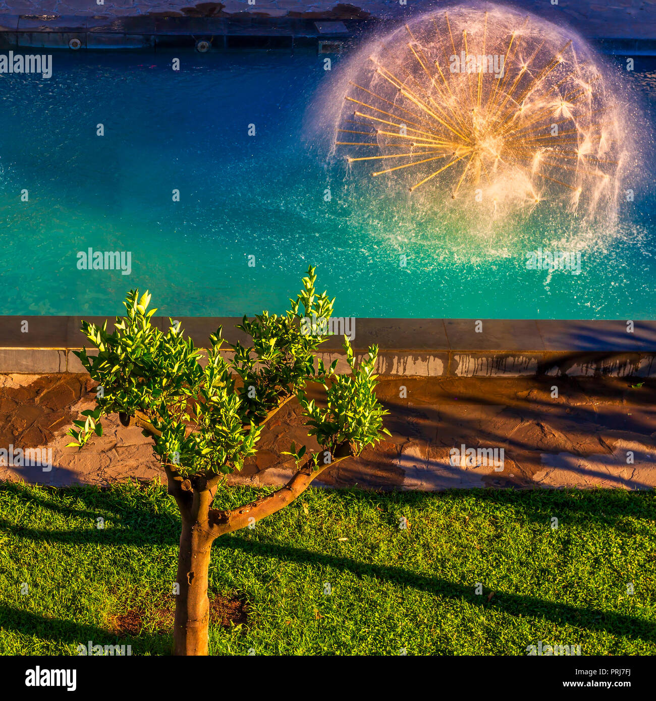 Round fountain hi-res stock photography and images - Alamy