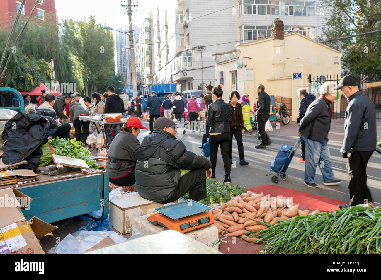 chinese farmers market, day urban life Stock Photo - Alamy