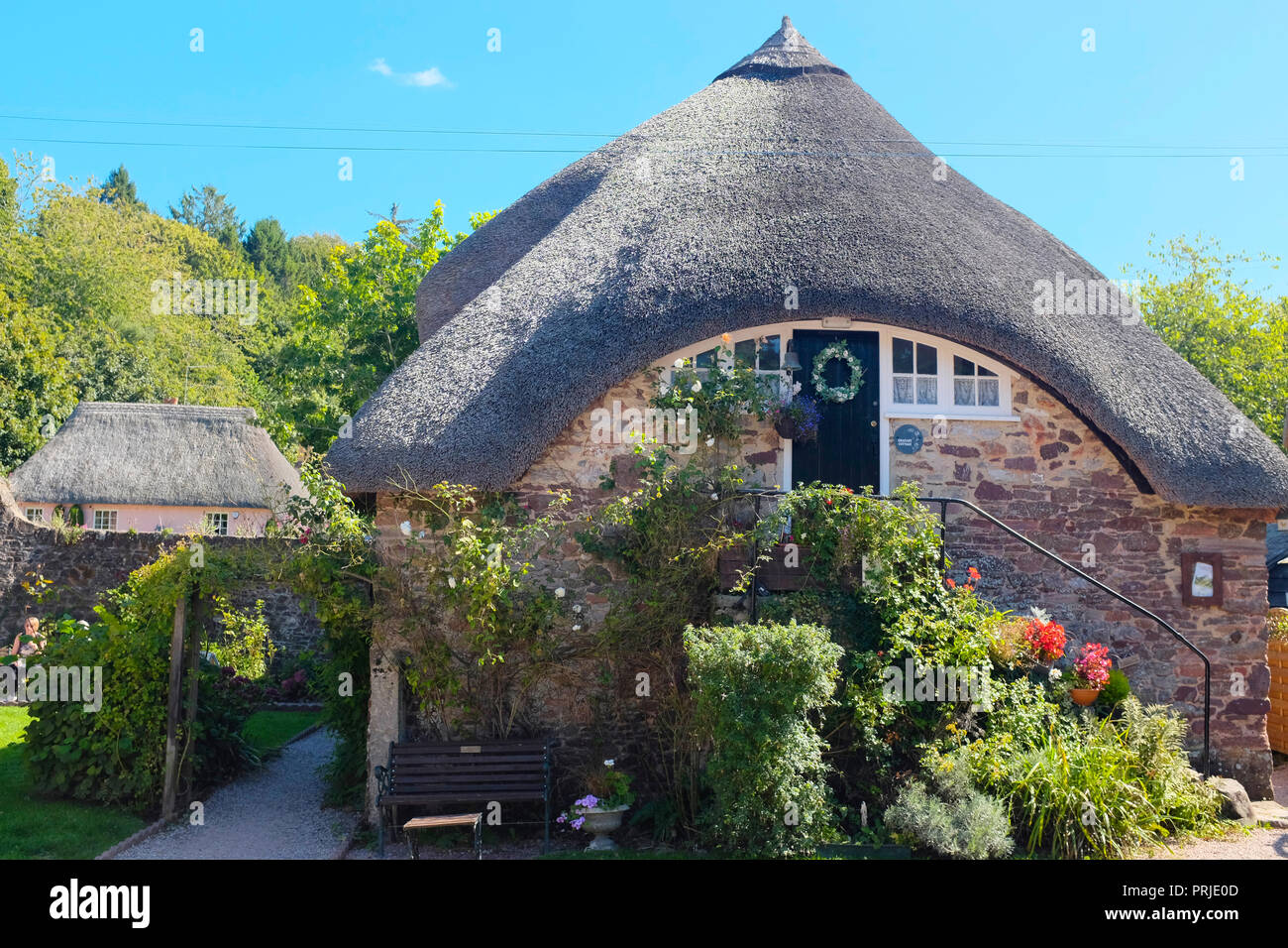 Old thatched tea shop hi-res stock photography and images - Alamy