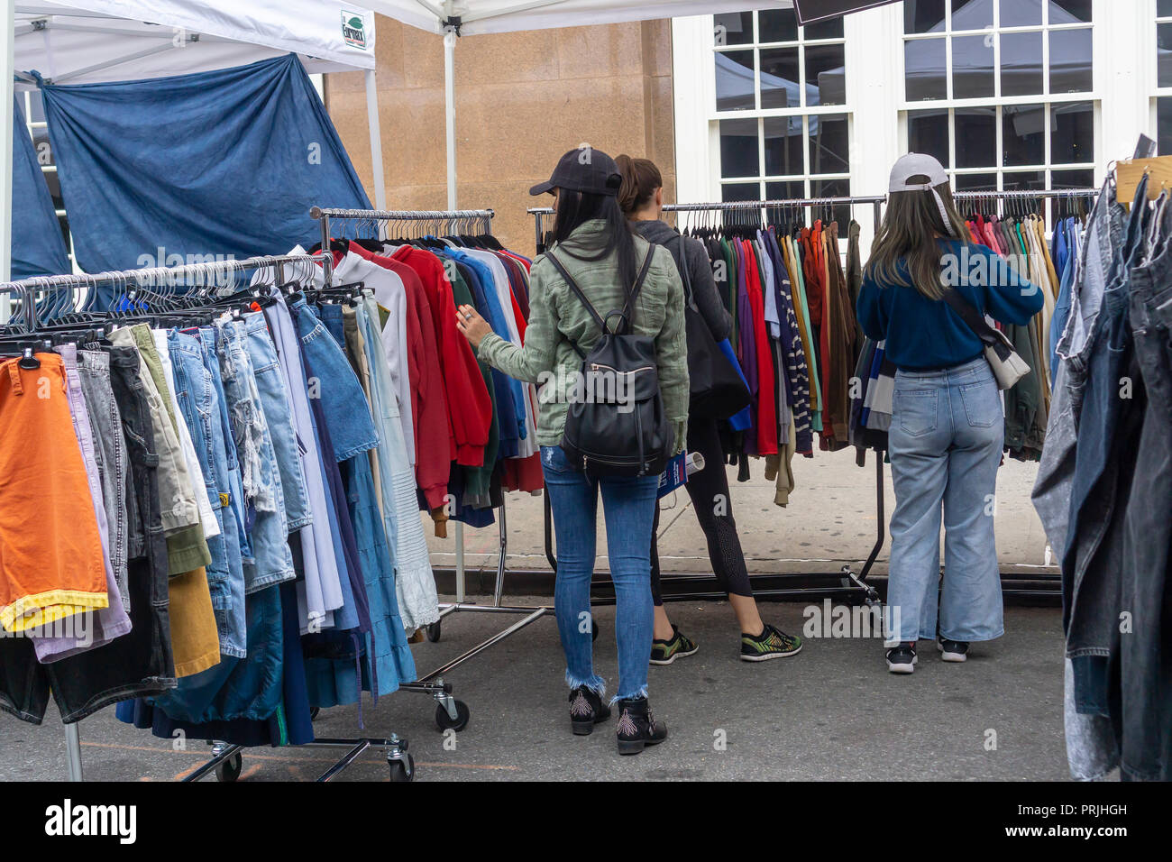 Vintage clothes in racks hi-res stock photography and images - Alamy