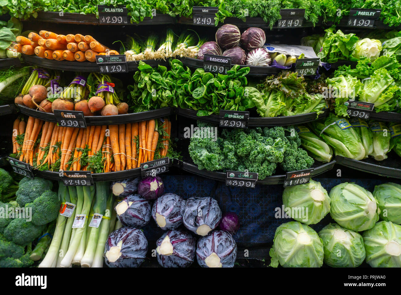 Stocking shelves grocery hi-res stock photography and images - Alamy
