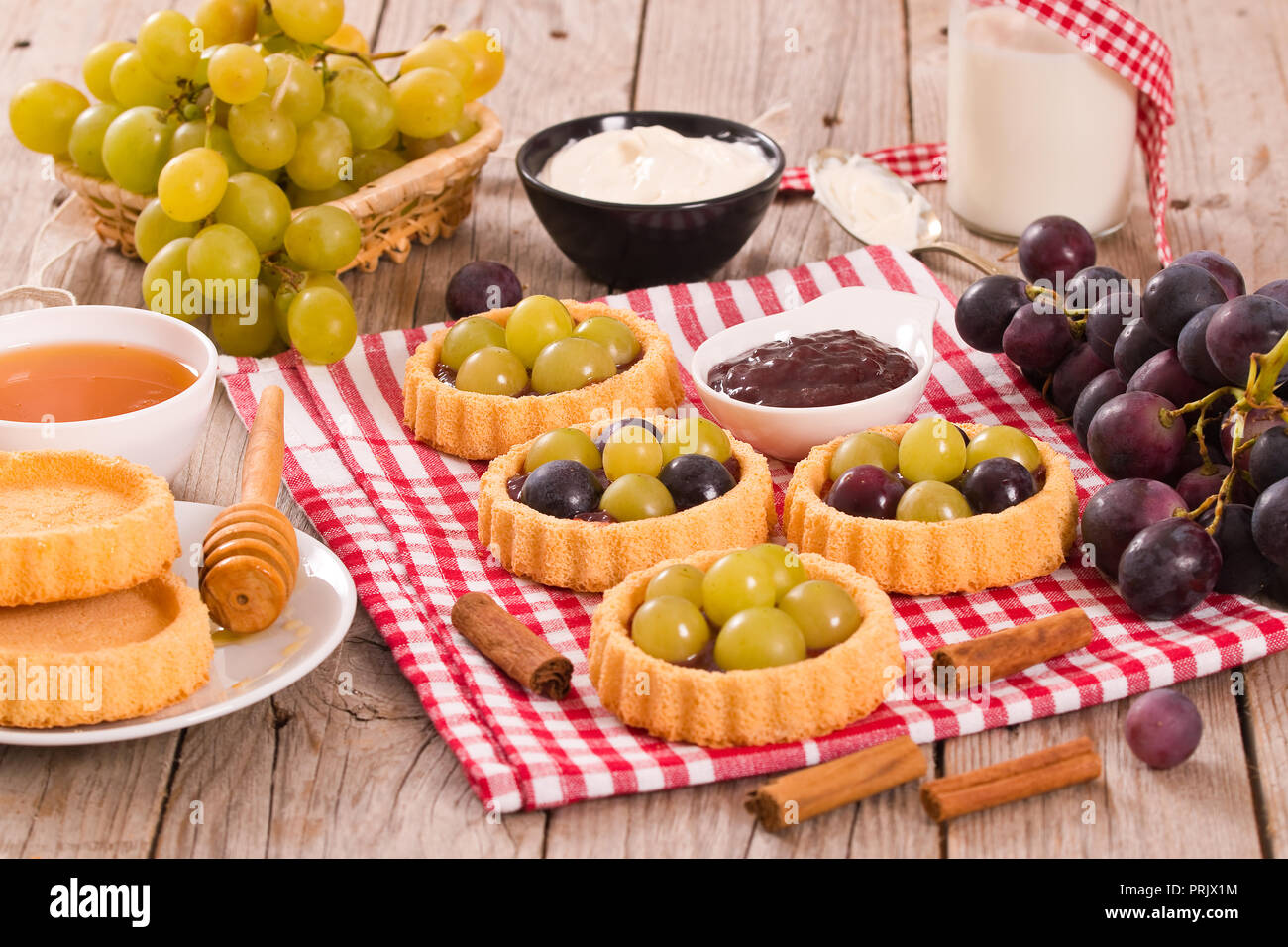 Grape tarts hi-res stock photography and images - Alamy