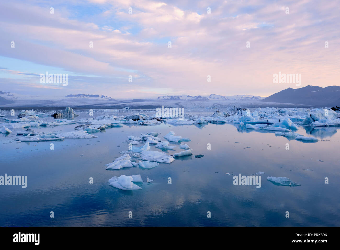The glacier lagoon and icebergs at Jokulsarlon in south east Iceland ...