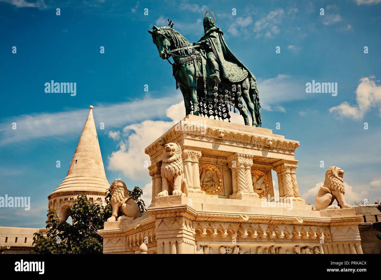 Medieval king statue hi-res stock photography and images - Alamy