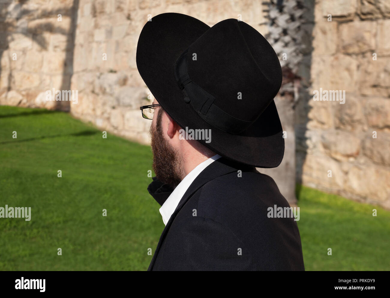 Jewish man at the Old City wall in Jerusalem Stock Photo - Alamy