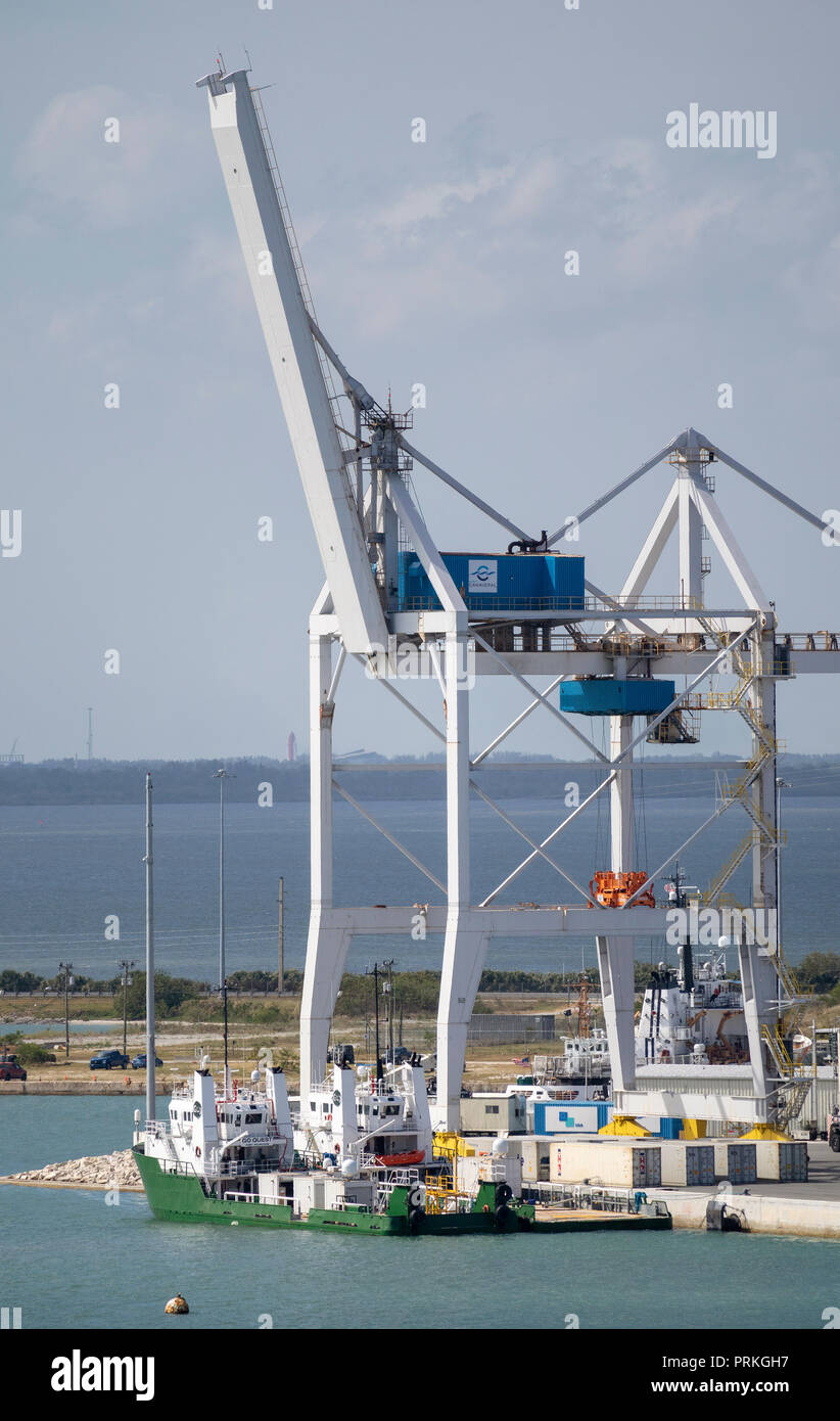 Port Canaveral, Florida, USA A large crane and a ship alongside Stock ...