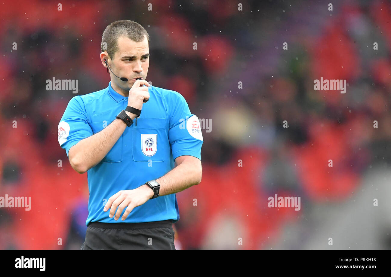 Referee tom nield hi-res stock photography and images - Alamy